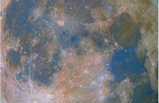 ¿De qué color es la Luna?