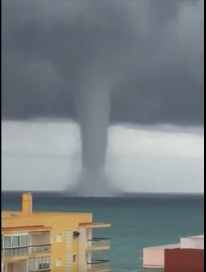 Una gran tromba marina espectacular