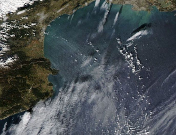 Mestral, mar encrespado y rociones en un temporal duro, 3-2-2013