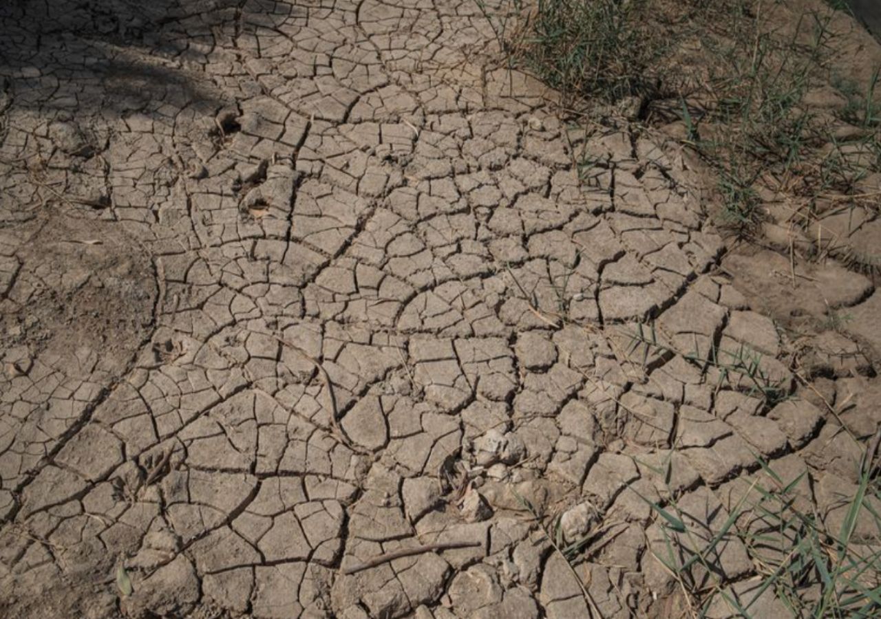 A peregrinação através de um rio histórico, agora praticamente seco