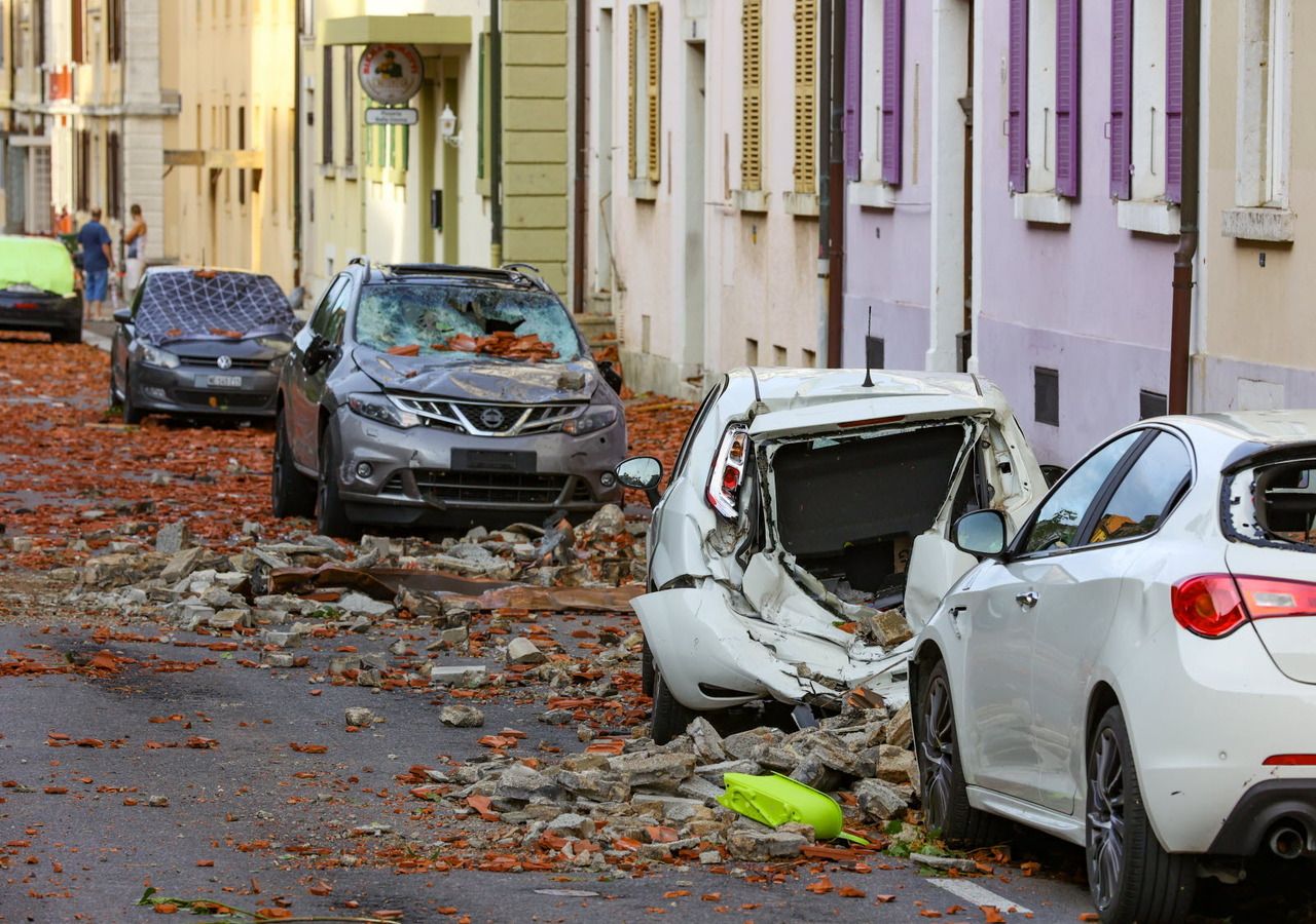 217 km/h gust recorded in La Chaux-de-Fonds, Switzerland, as a storm passes