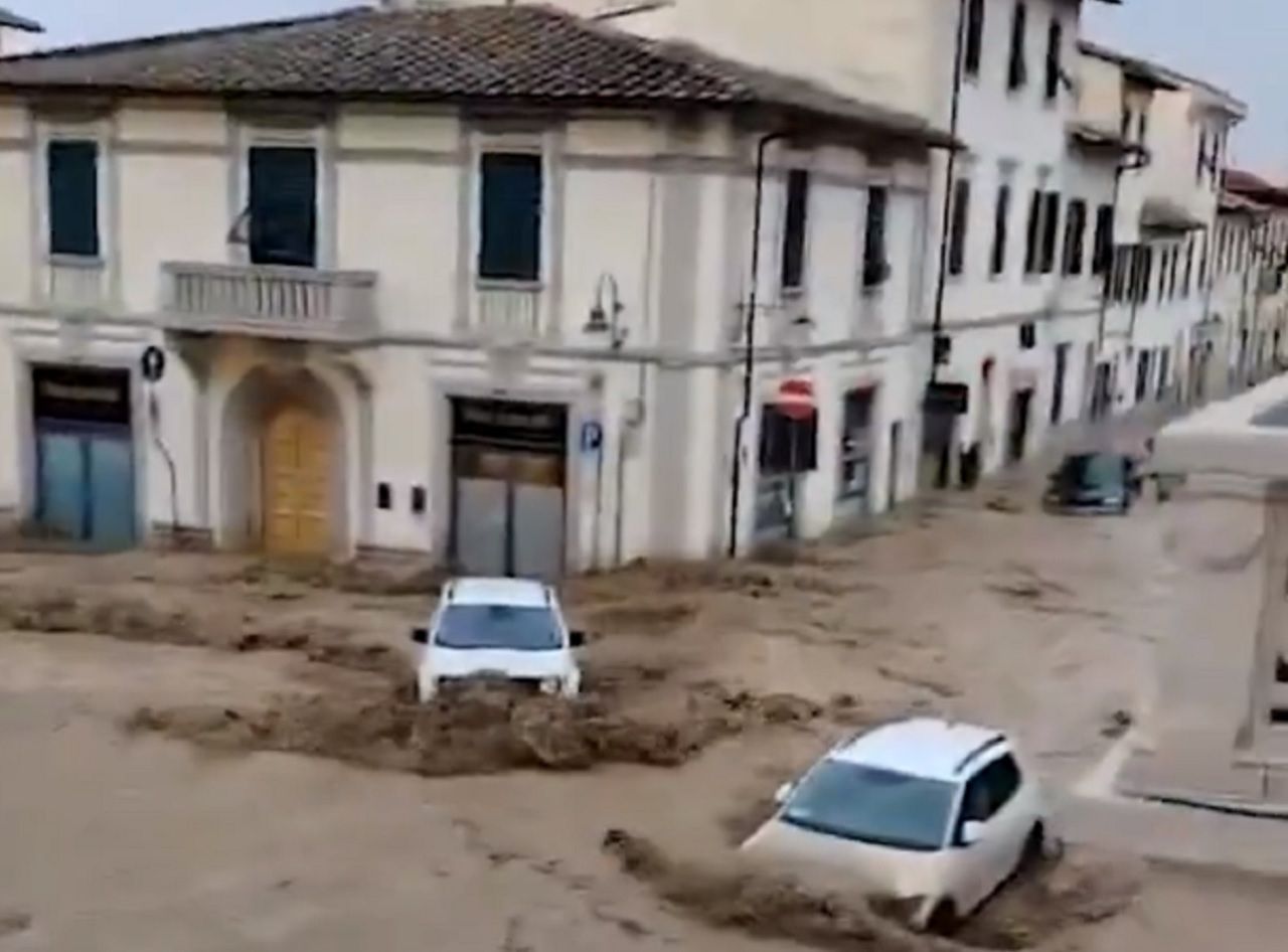 Calles como ríos muy cerca del centro de Florencia, alerta roja por ...