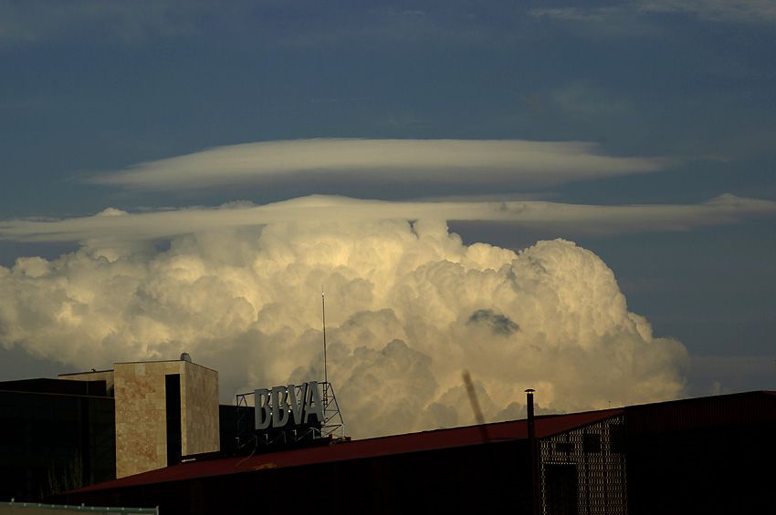 Apoteosis total: Cumulonimbus Calvus +lenticularis+pileus+mammas+ ...
