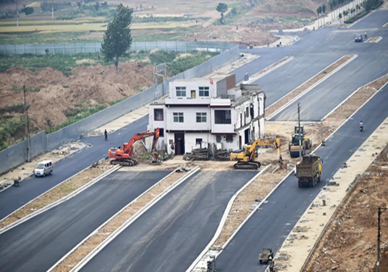 Cosa sono le "case-chiodo", simboli della resistenza alla travolgente espansione urbanistica in Cina