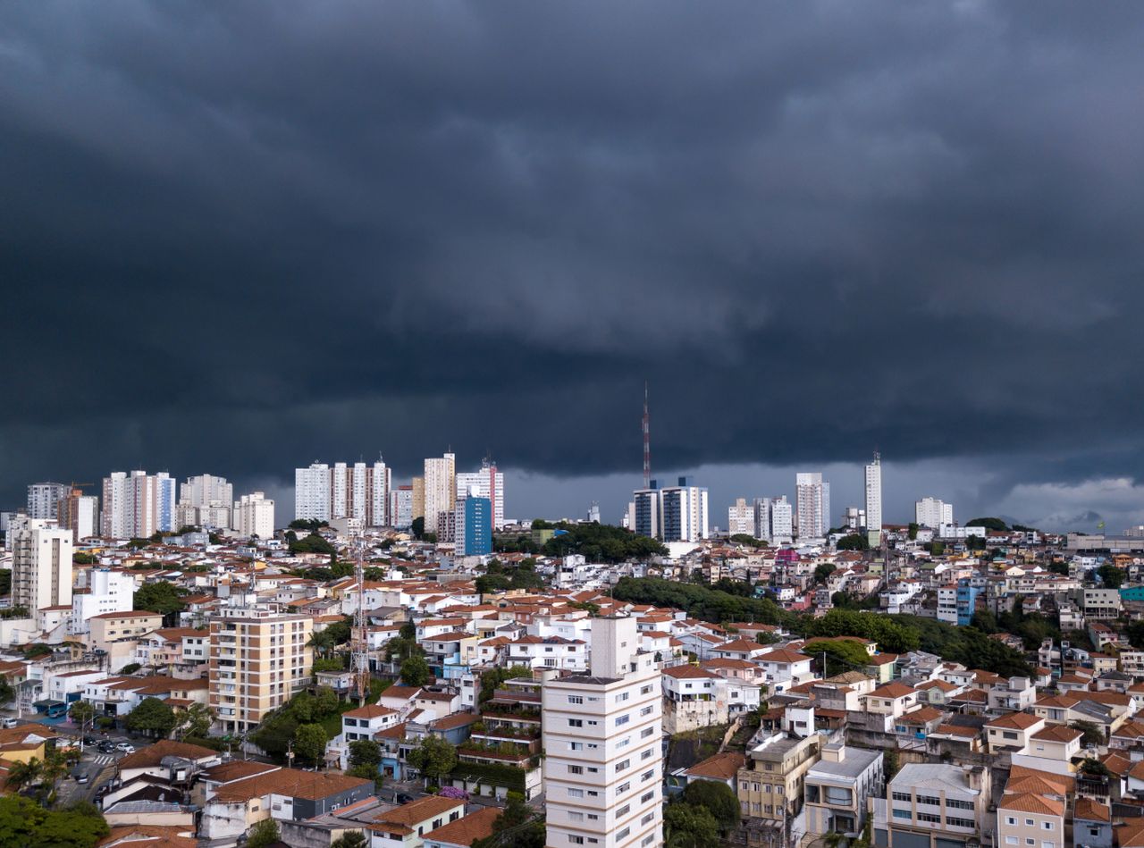 Baixa pressão aumenta o risco de chuva forte que atinge o PR, SC, SP ...