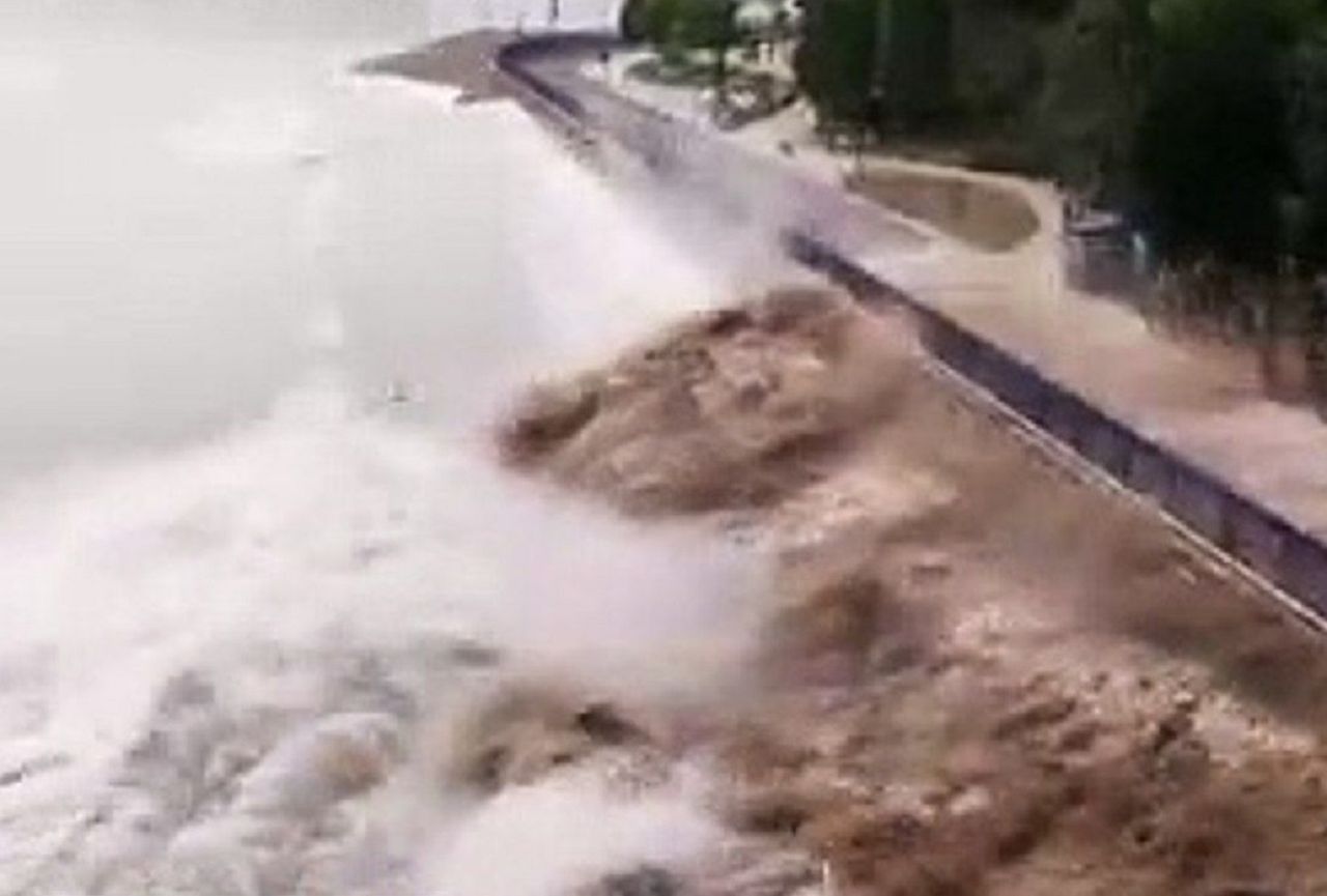 Impressive tidal wave surges up the Qiantang River in China: here are ...