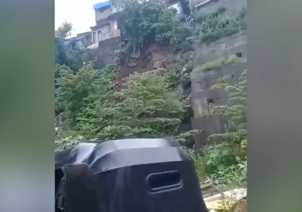 Graban cómo cinco viviendas caen al vacío tras un deslizamiento de tierra en Mumbai, India