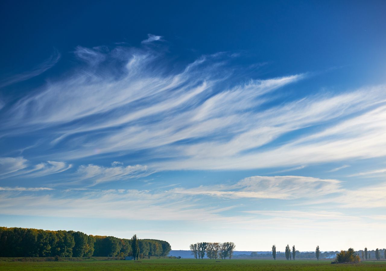 Como a poeira dos desertos ajudam a formar as nuvens do tipo Cirrus?