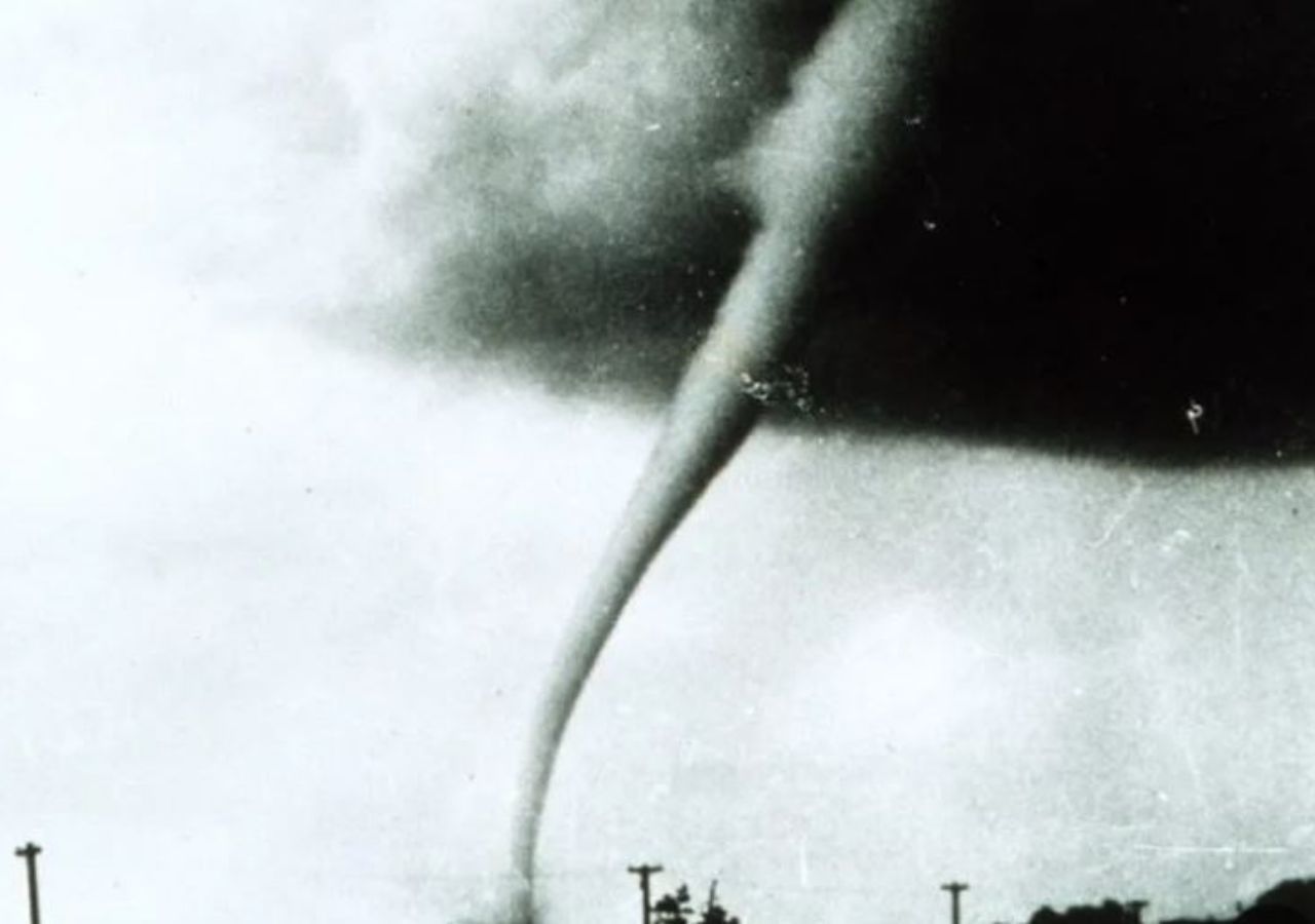 ¿Cómo fue posible emitir el primer aviso de tornado en la década de 1940?