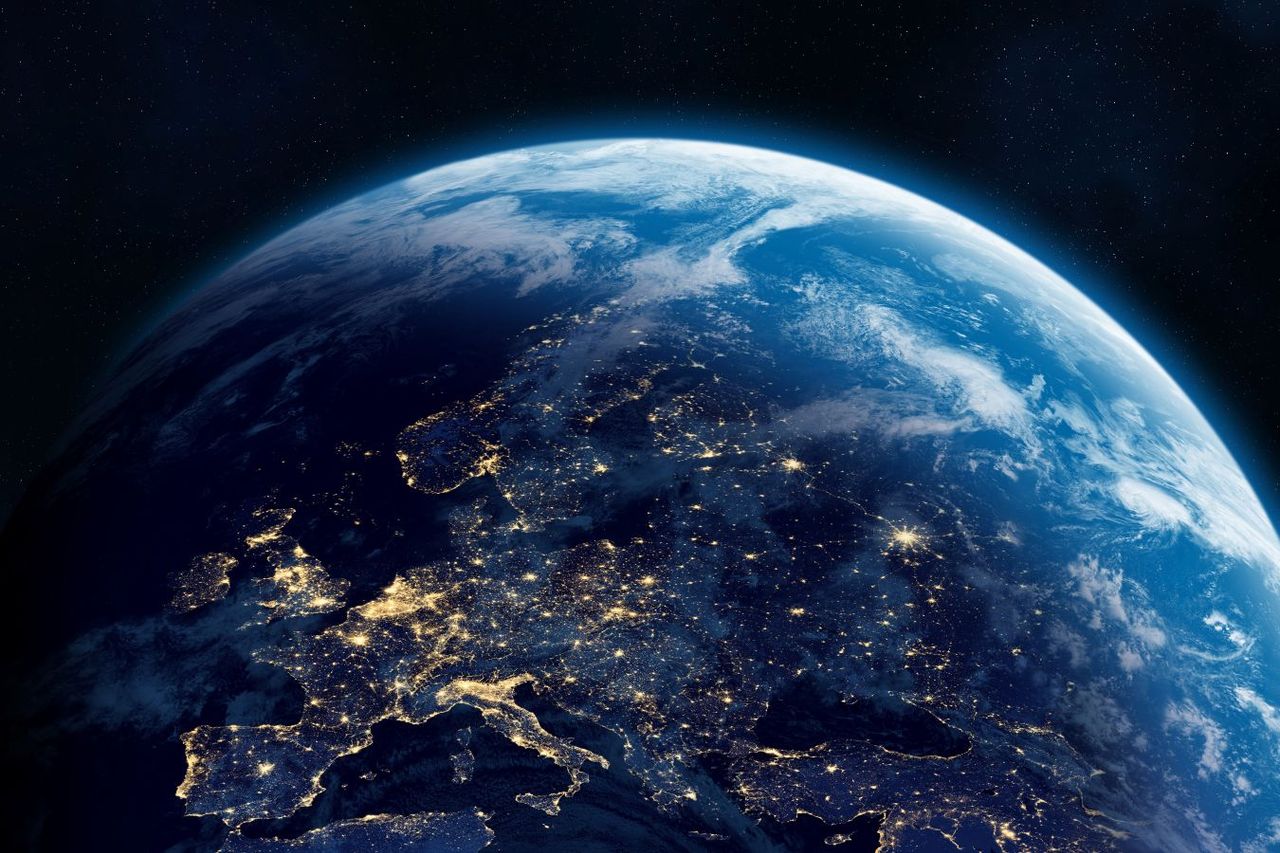 Confronto tra la prima immagine della Terra dallo spazio con le ...