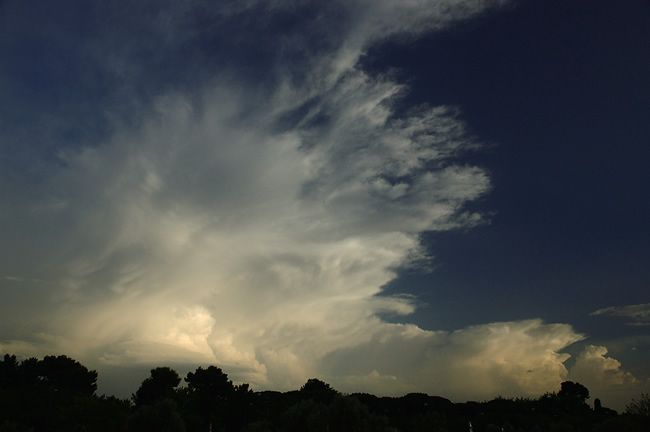 CUMULONIMBUS Capillatus Incus Mamma Praecipitatio en la Noche de San Juan