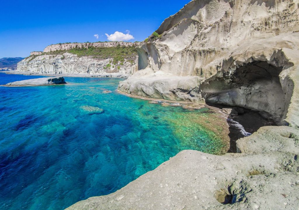 Curve a picco sul mare e tornanti tra le nuvole: la strada più ...