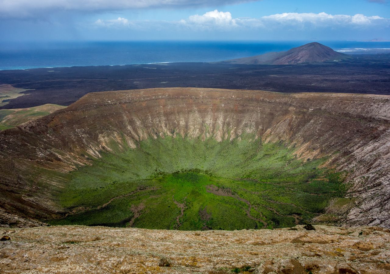 Esta gigantesca caldera volcánica de 1200 metros de diámetro emerge ...