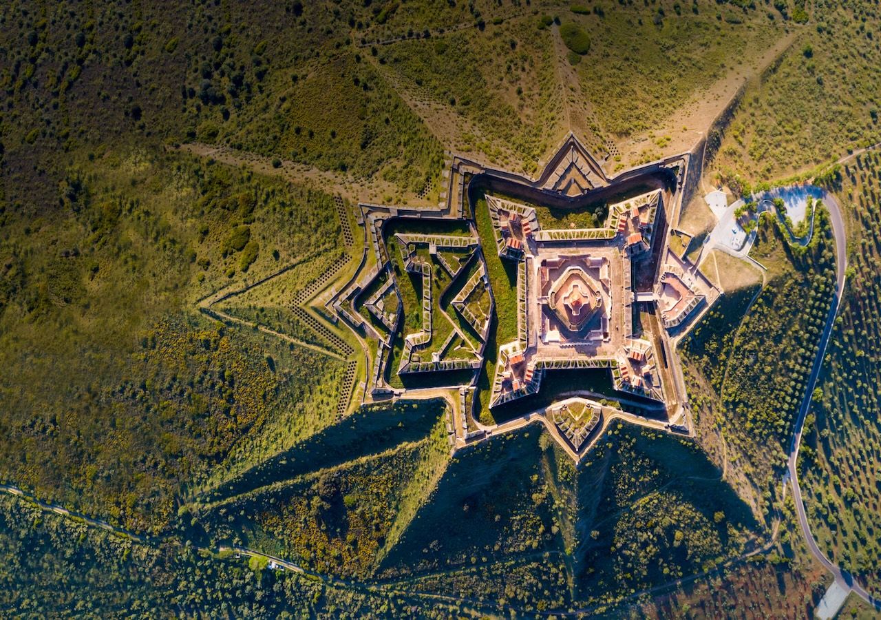 El castillo con forma de estrella del siglo XVII que pocos conocen, es ...