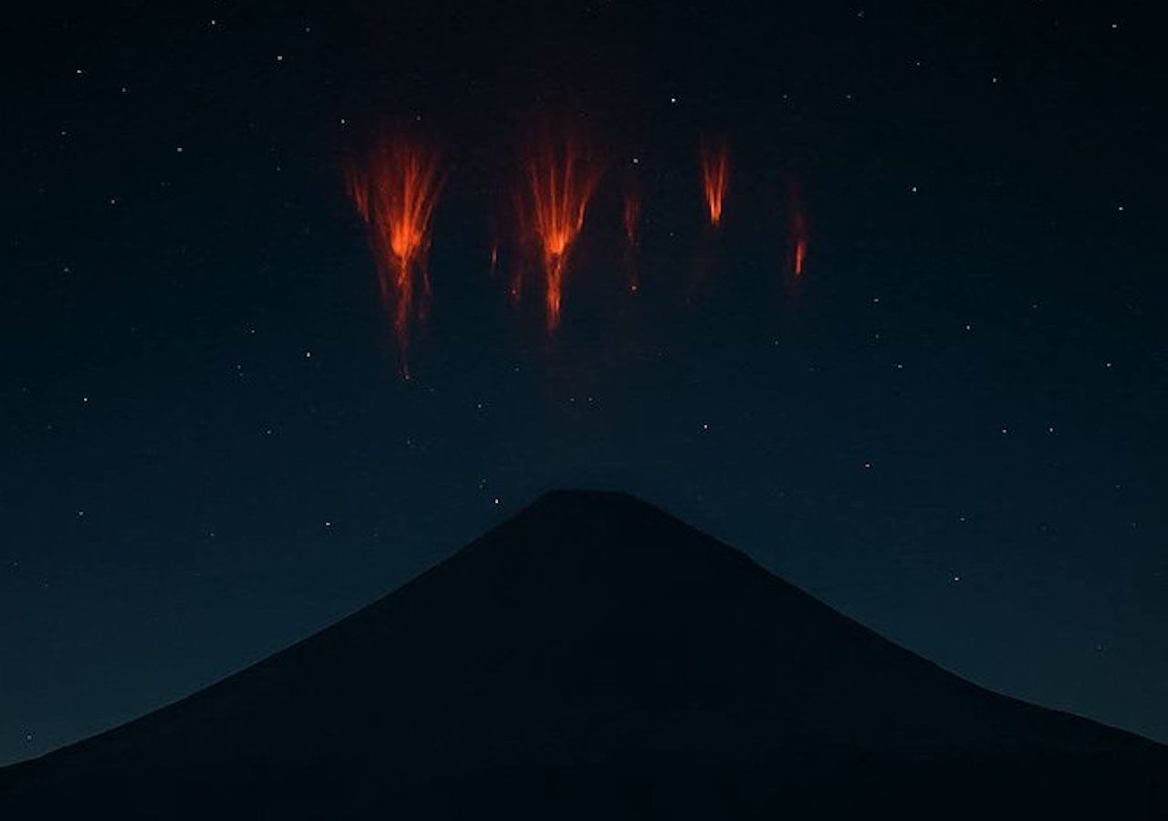El cielo de Colima se iluminó con “Duendes rojos" muy cerca de la cima del Volcán de Fuego