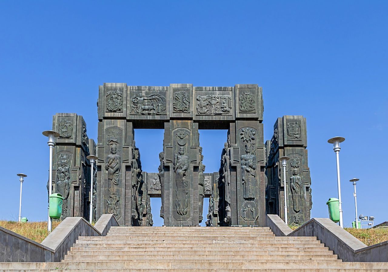 El monumento desconocido de 35 metros de altura y estética brutalista: "parece un escenario de ...