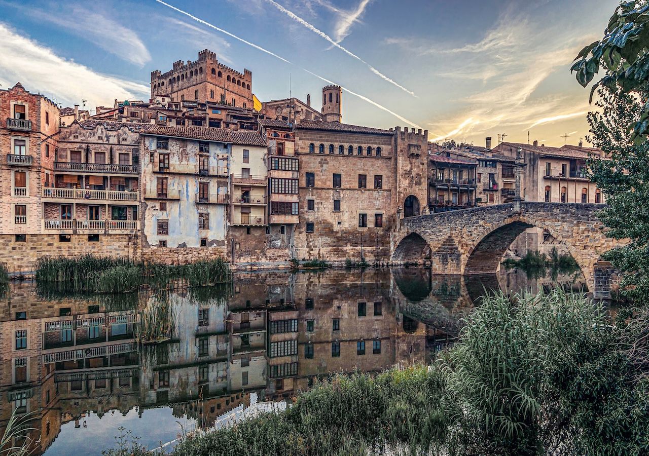 El pueblo medieval de Aragón rodeado de piscinas naturales y cascadas que son un oasis contra el ...