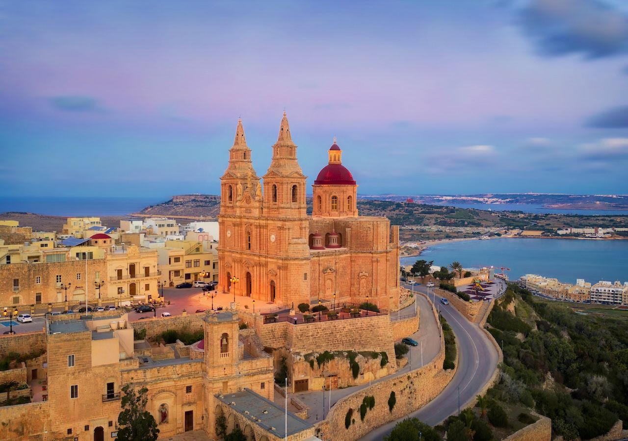Between Walls and Alleys: Discover the Secret Corners of This Medieval ...