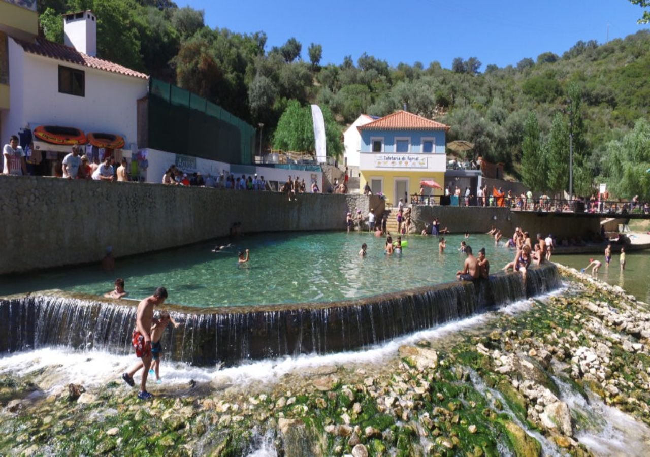 Esta praia portuguesa já fez milagres a reis — agora é a sua vez de a ...