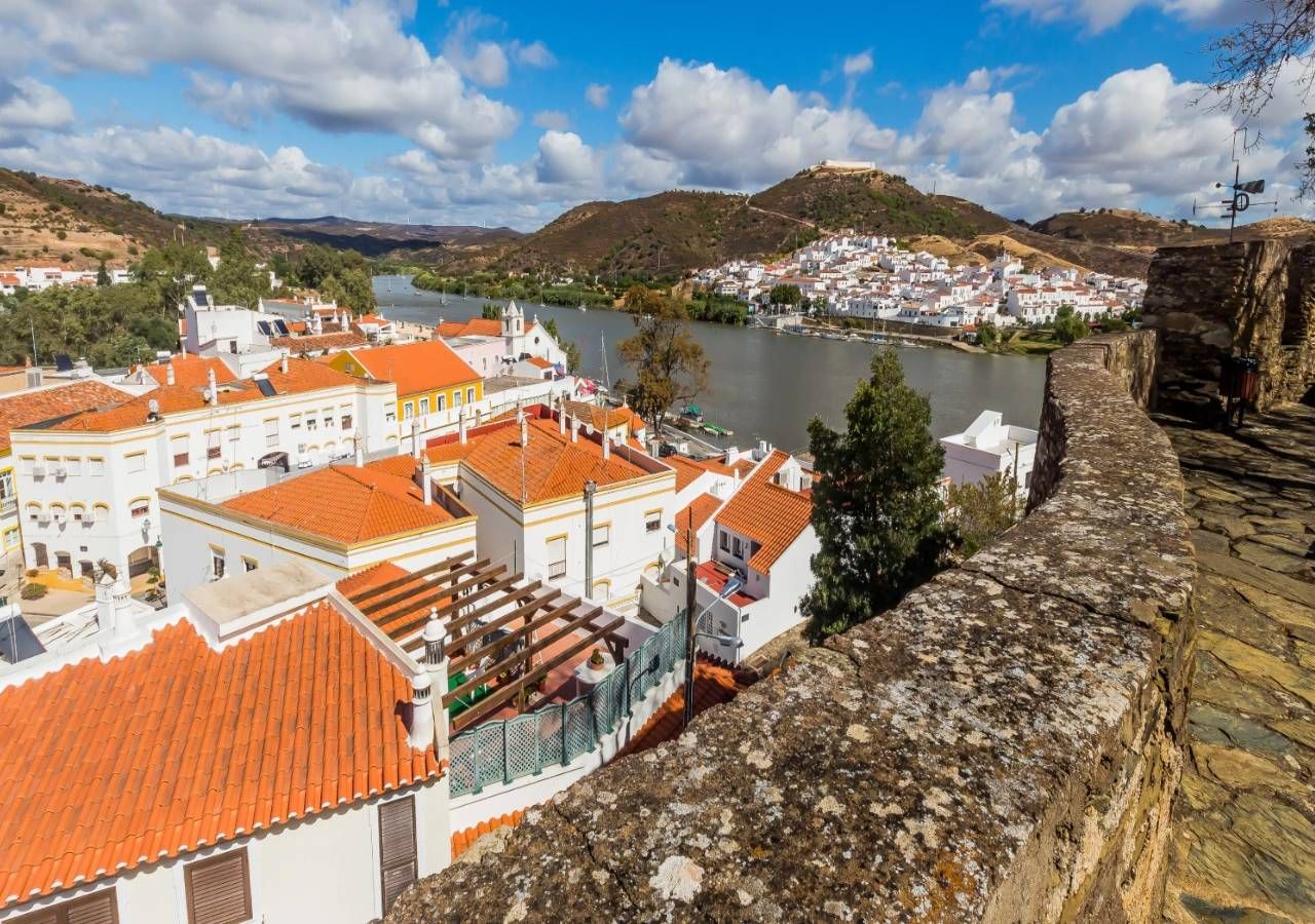 Esta vila algarvia é o refúgio favorito dos espanhóis — e vai perceber ...