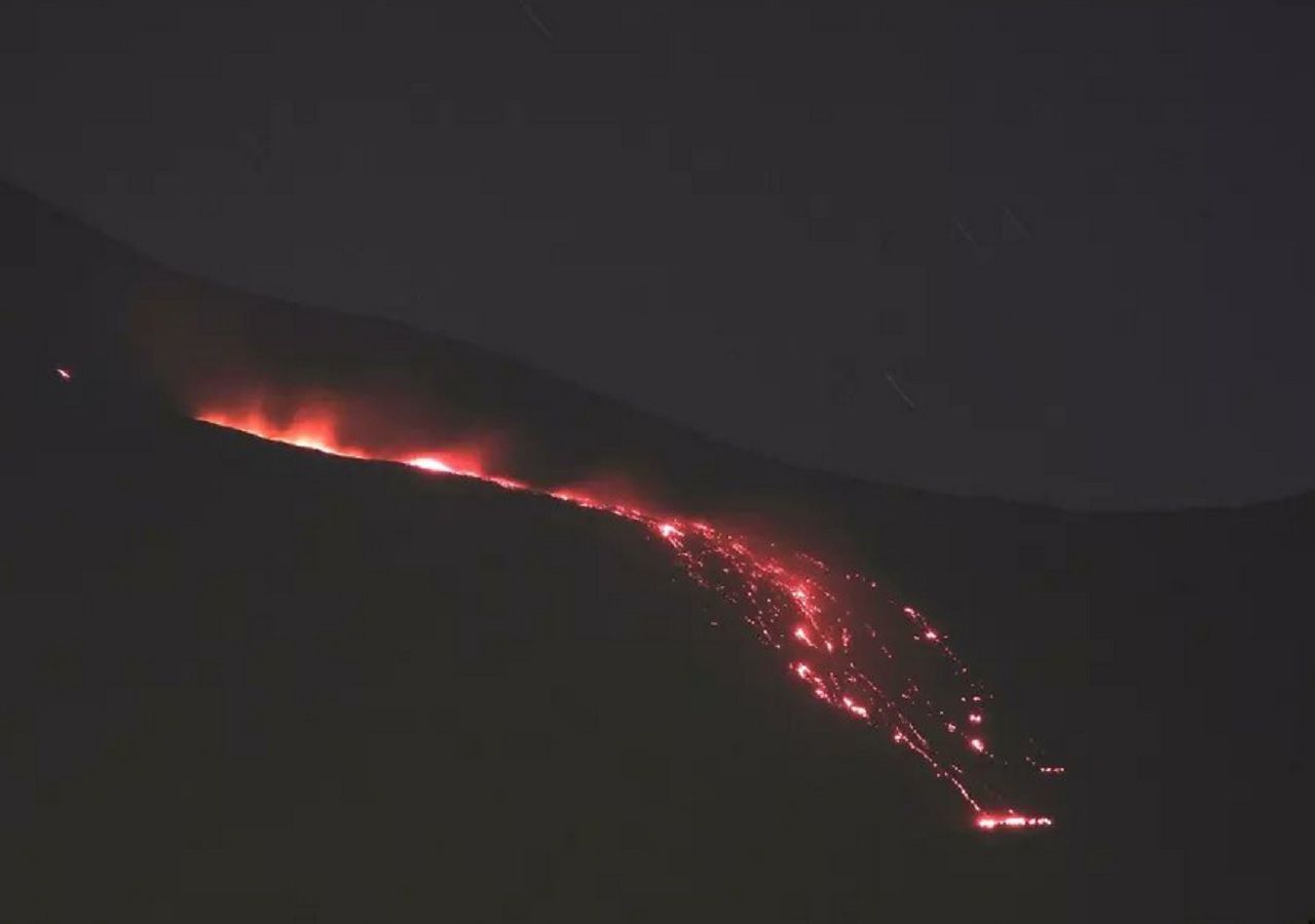Eruzione dell'Etna, i video dello spettacolare fiume di lava