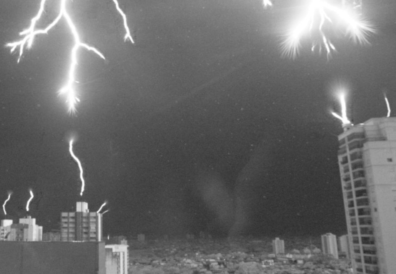 Foto inédita de cientistas brasileiros mostra como os para-raios funcionam