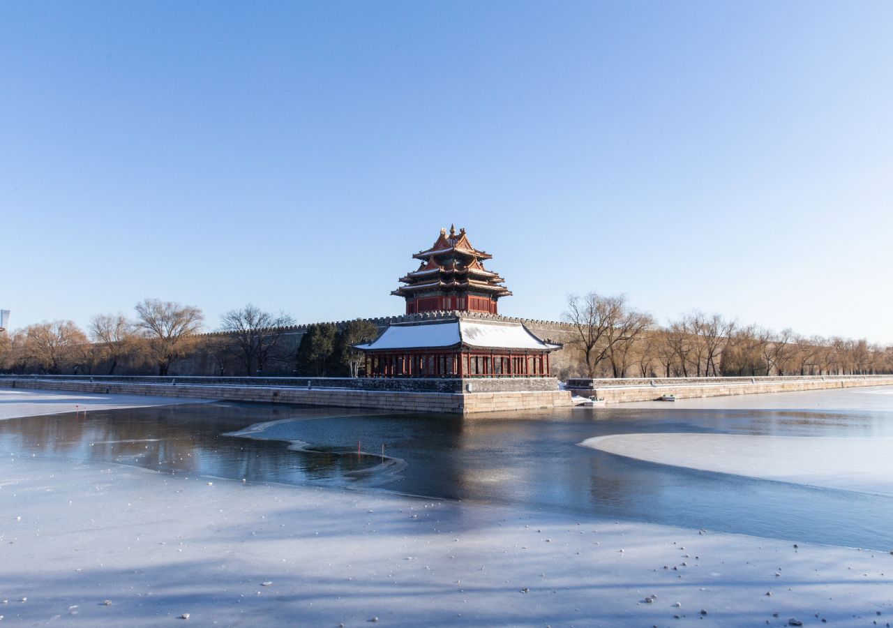 How does climate change influence extreme cold events?