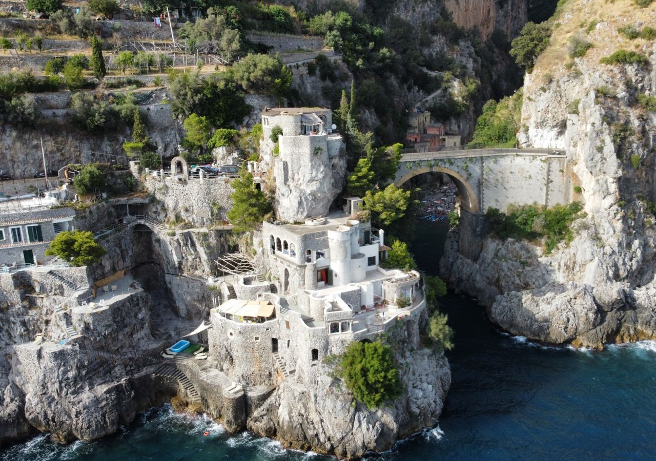 Il borgo sospeso tra cielo e mare della Costiera Amalfitana: un angolo di paradiso da scoprire