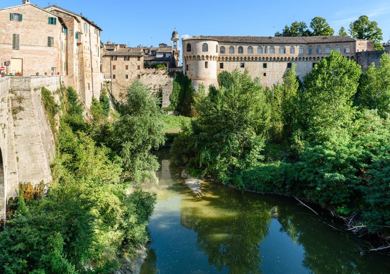 Il cimitero più inquietante d'Italia: cadaveri vestiti e in piedi da ...