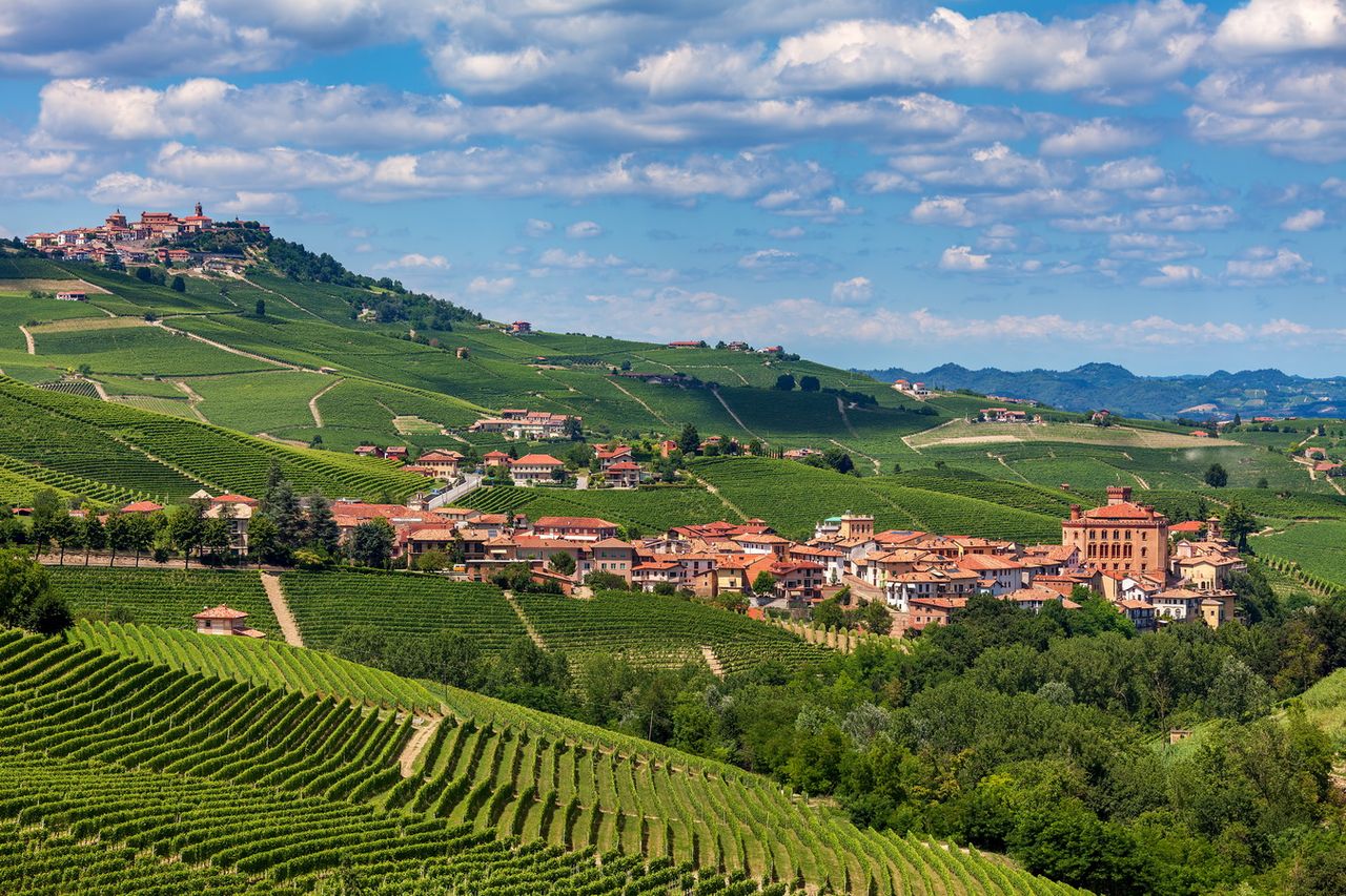 Il paese medievale del Piemonte circondato da mura con paesaggi ...