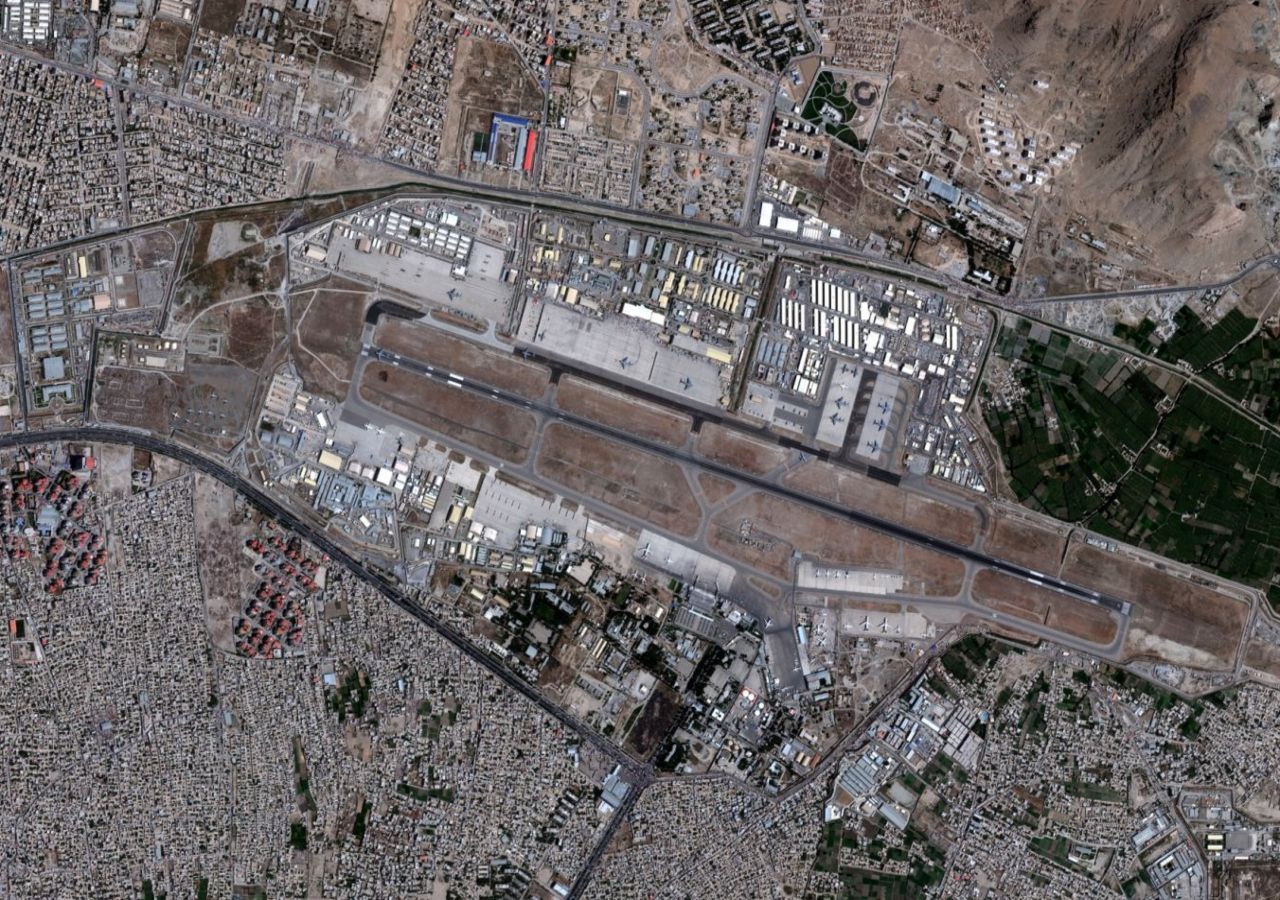 Imagens de satélite mostram uma multidão no aeroporto de Cabul