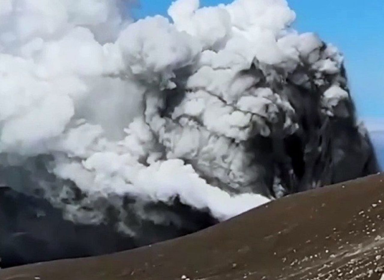 Immense eruption of Ebeko Volcano, Russia: Video and situation