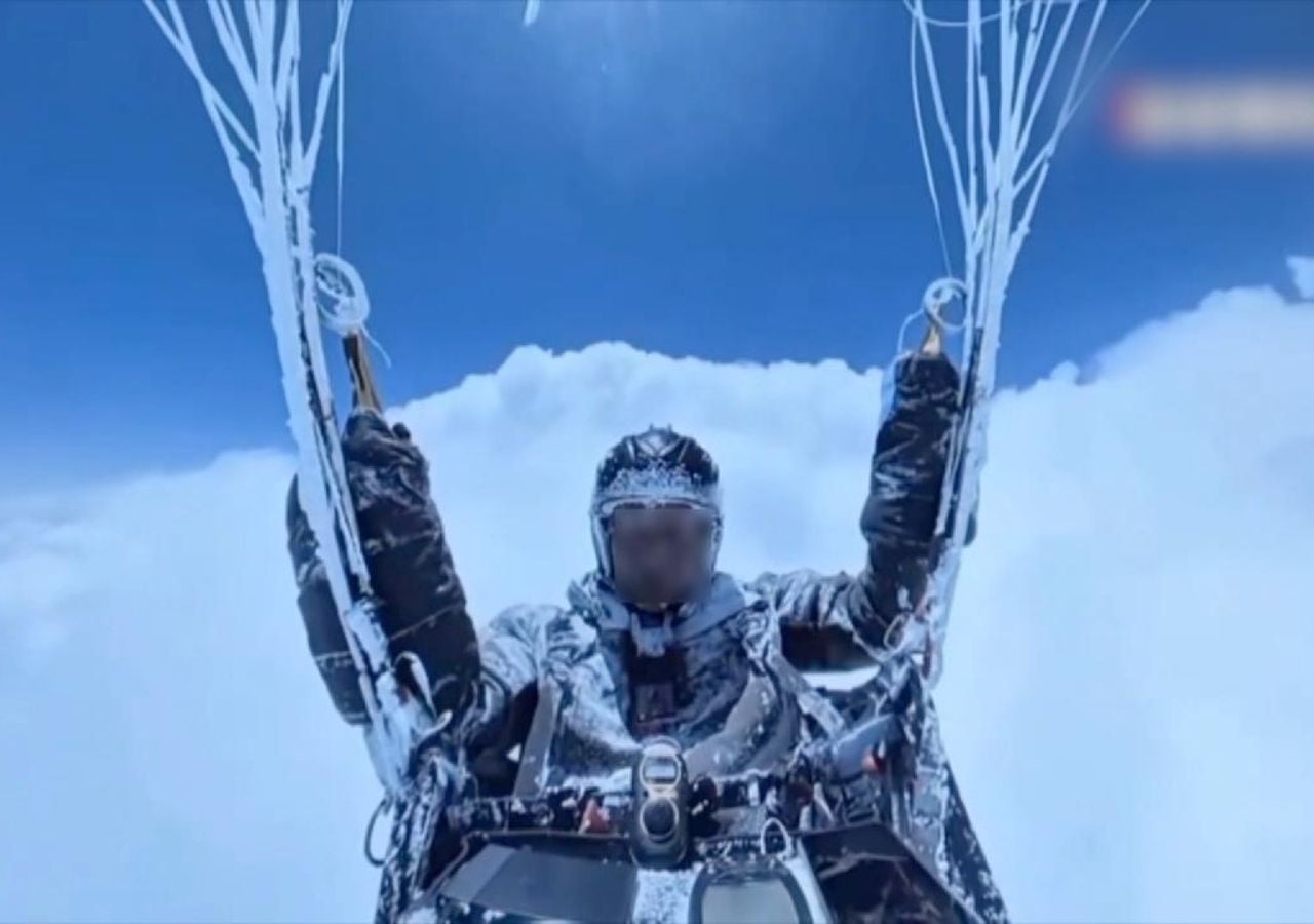 Unglaublich: Gleitschirmflieger wird von einer Wolke auf 8500 Meter ...