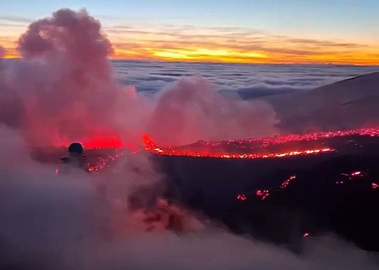 L'eruzione dell'Etna non si ferma e dà spettacolo: un muro di lava avanza sulla neve, video e foto