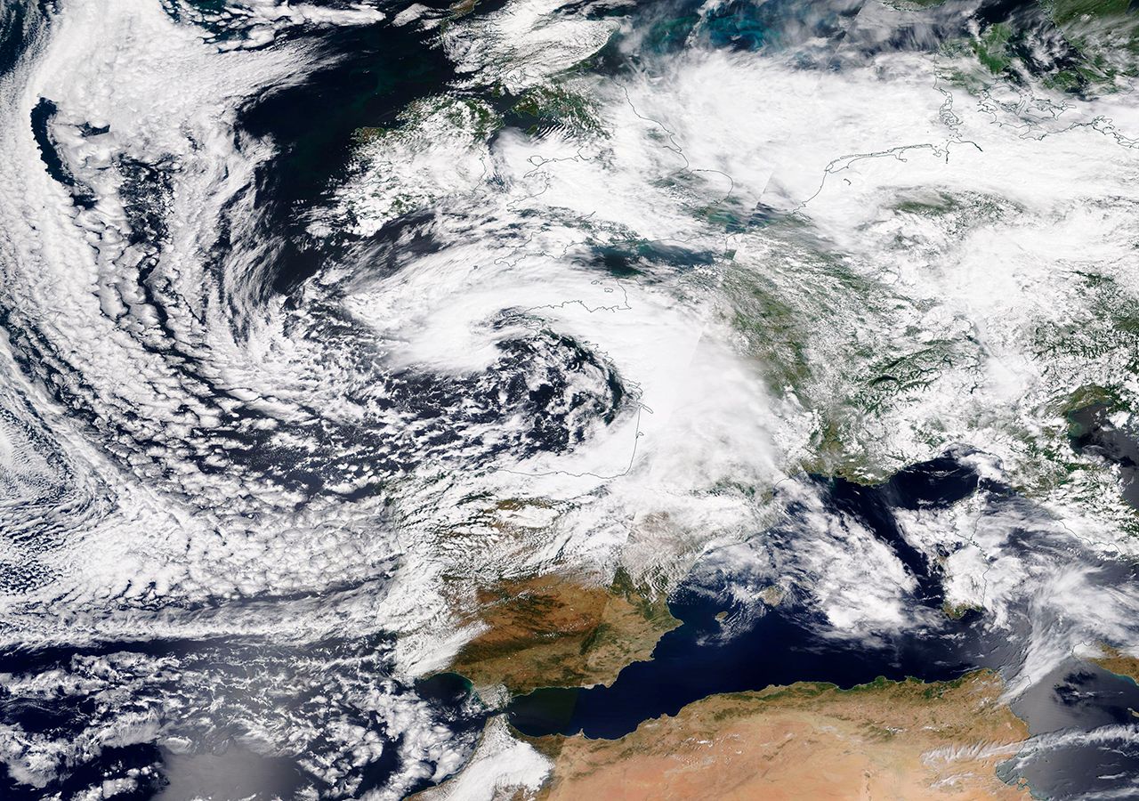 La borrasca levanta expectación, hasta su recorrido es hipnótico