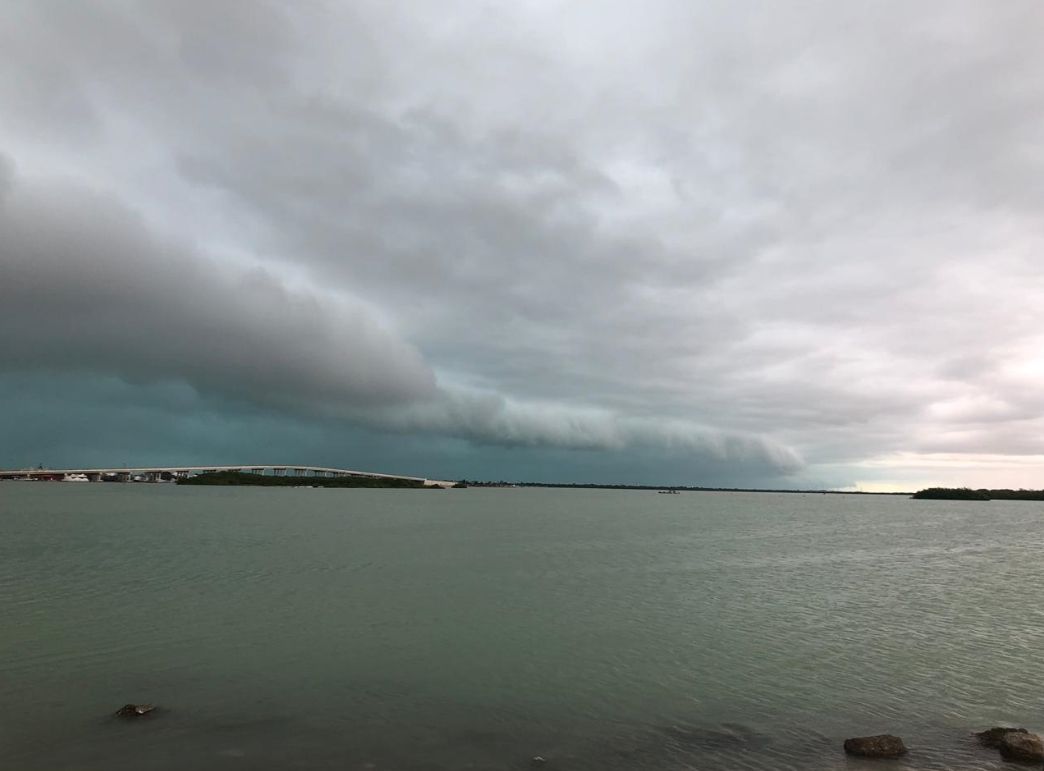 Linea de turbonada causa daños en la península de Yucatán
