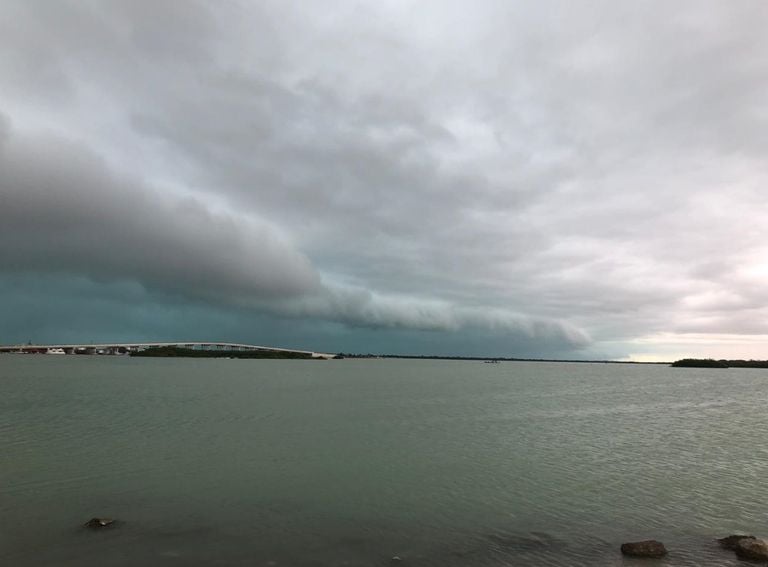 Linea de turbonada causa daños en la península de Yucatán
