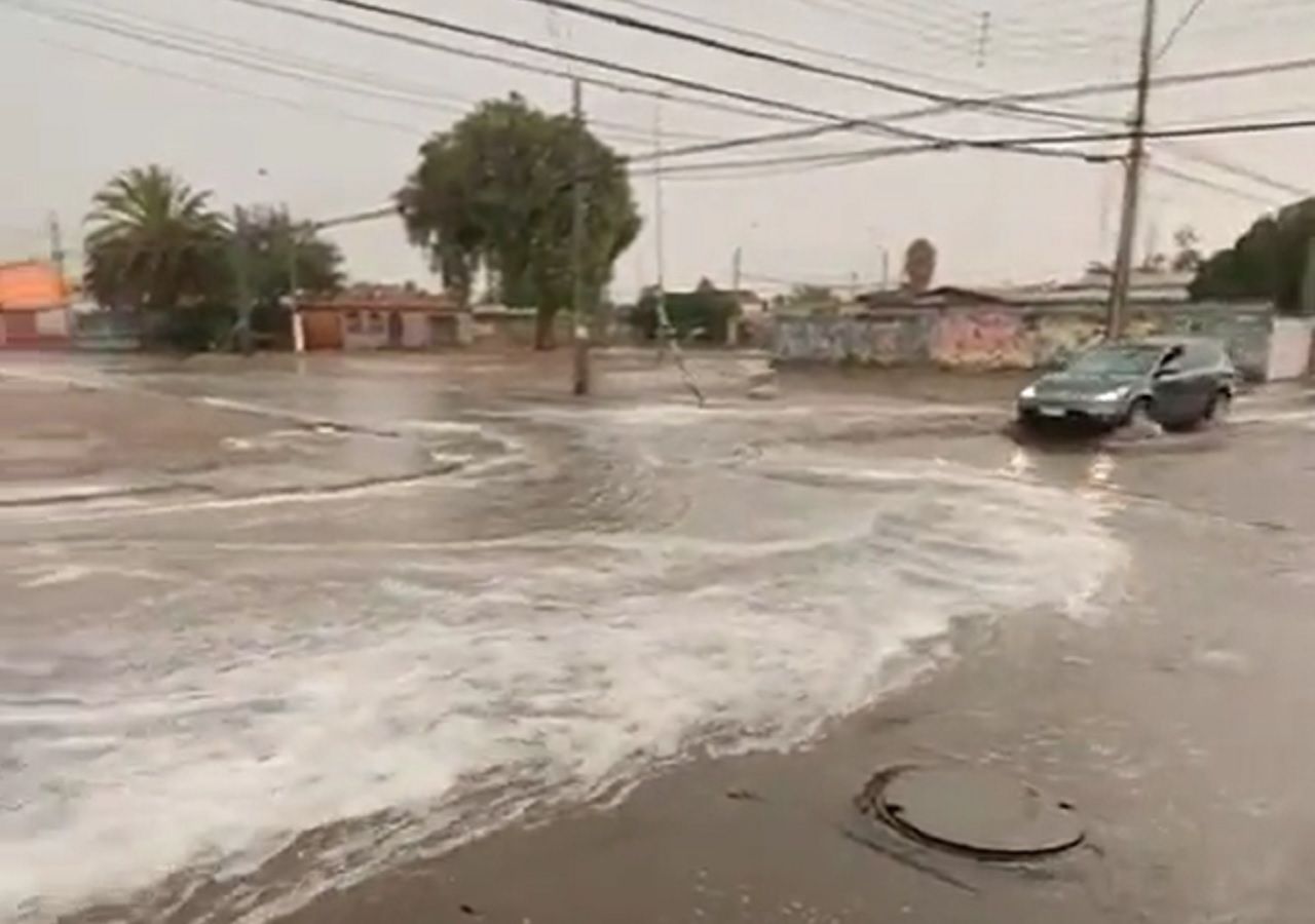 Intensas tormentas dejan destrucción e inundaciones en Calama