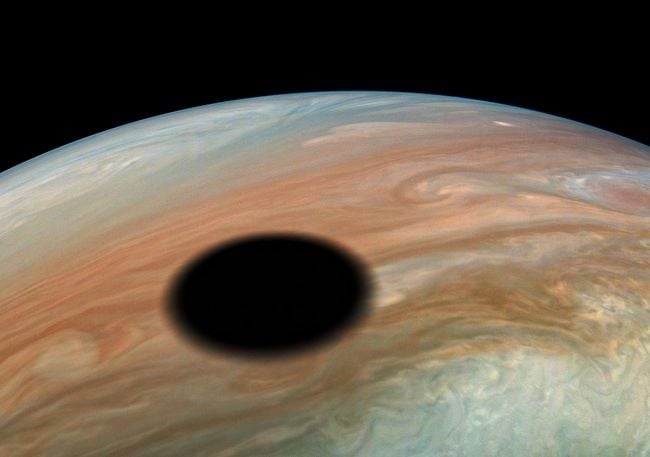 Los otros eclipses: sombra de Io en Júpiter vista por Juno