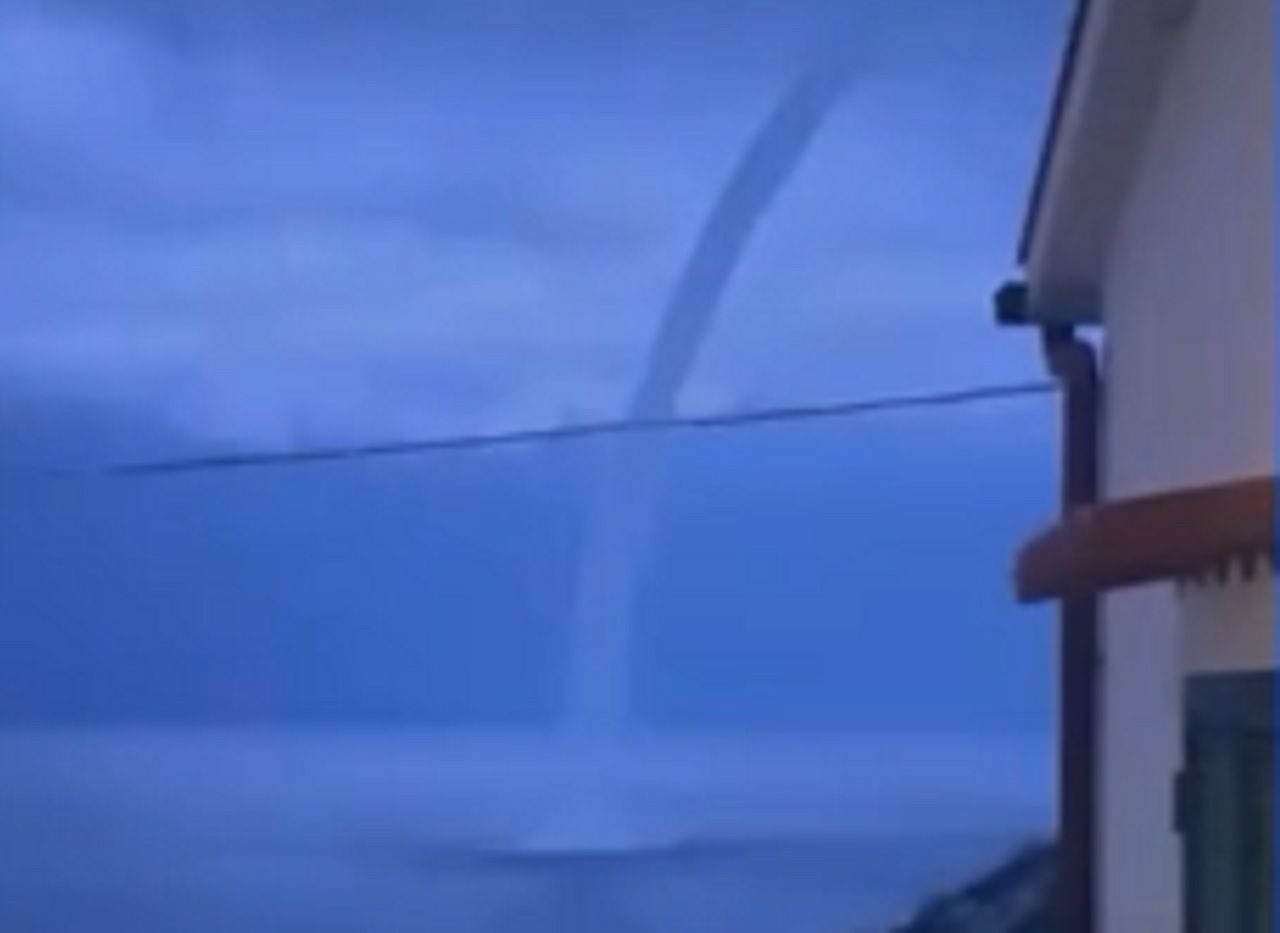 Una impresionante tromba marina nocturna azota la isla de Elba, Italia, durante una fuerte ...