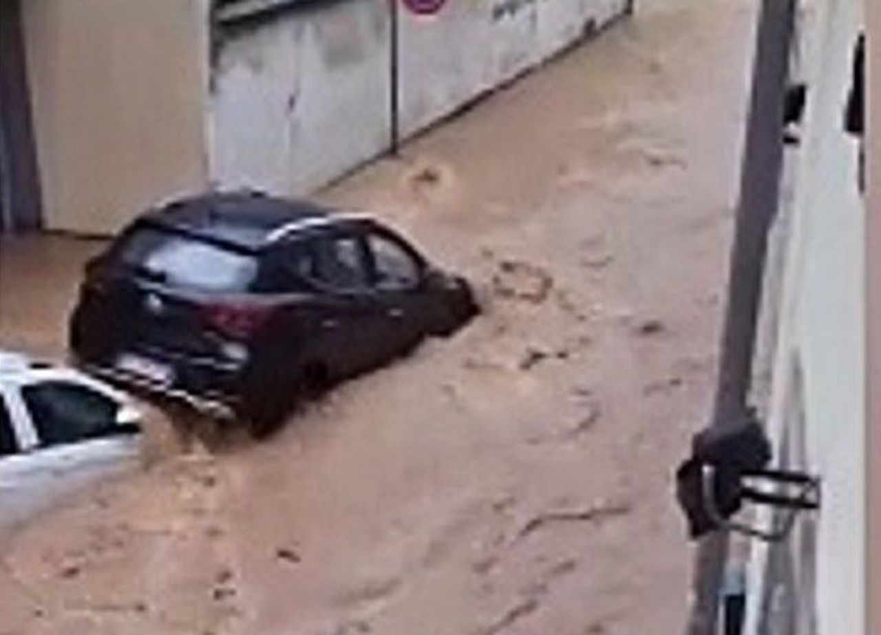 Maltempo, frane ed esondazioni colpiscono l’Italia: oggi scatta l’allerta anche al Centro e al ...