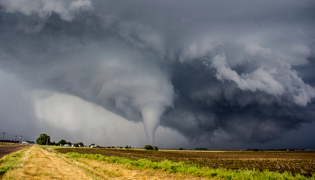Un monstruoso tornado EF4-EF5 destruye decenas de casas en Enid ...