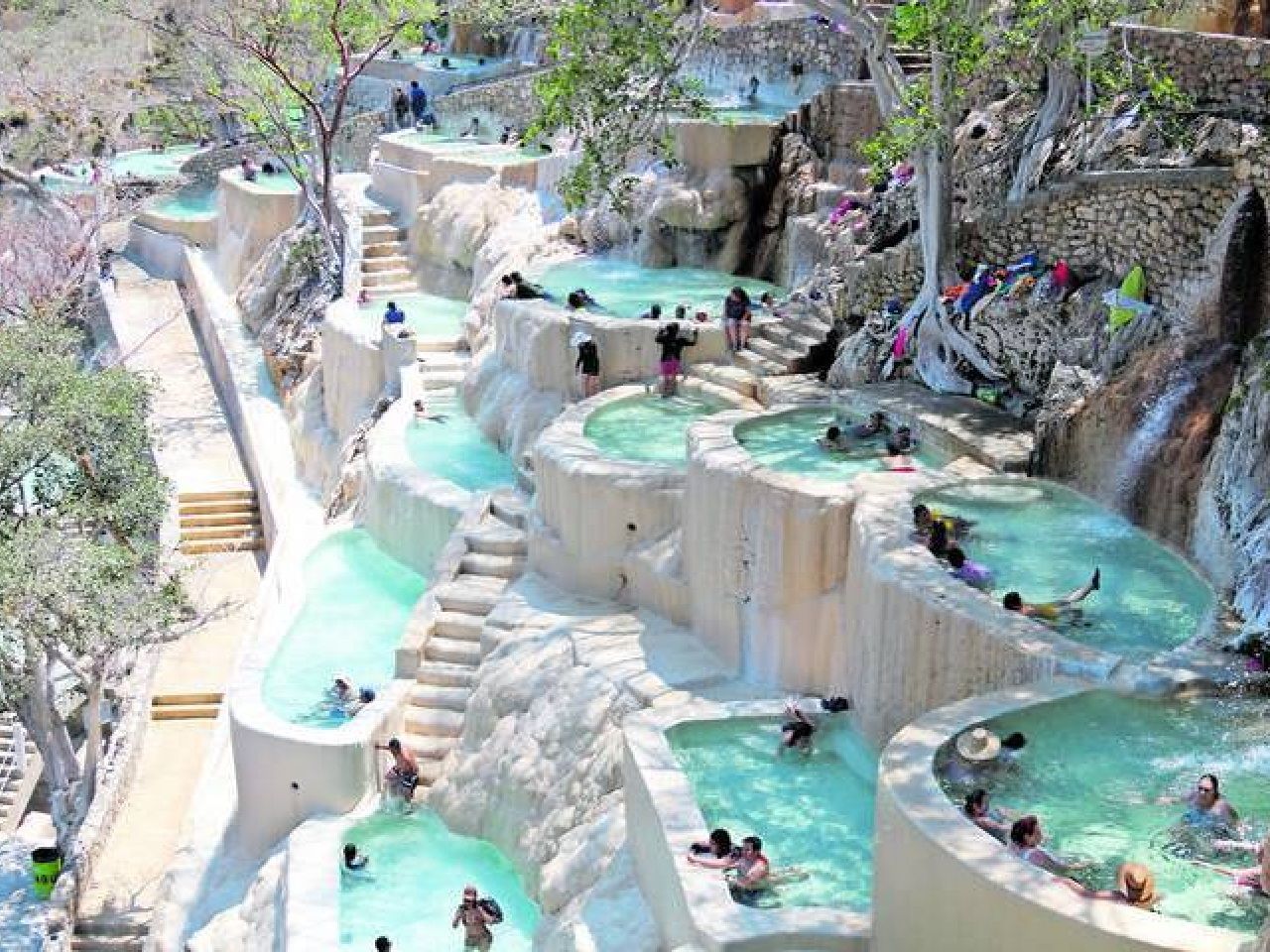Grutas de Tolantongo: un oasis de aguas termales bajo el cálido sol mexicano