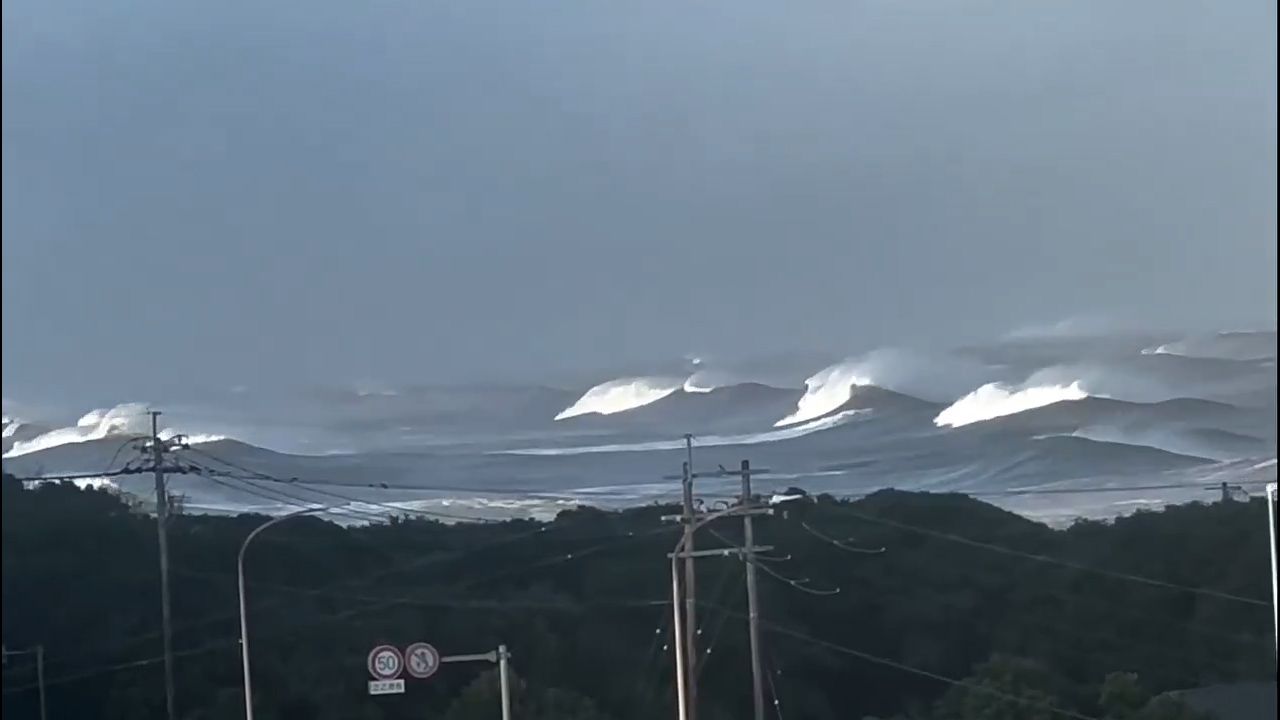 Onde gigantesche sulla costa giapponese dopo il tifone Jangmi: gli ...
