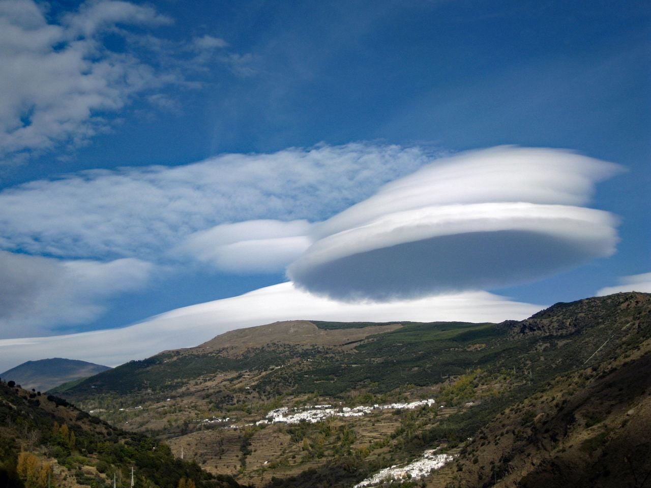 Ondas de montaña y las espectaculares nubes lenticulares, ¿cómo se forman?