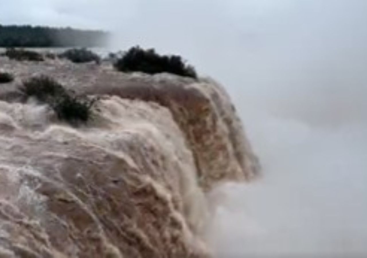 Por La Crecida En Las Cataratas Del Iguazú Cierran La Garganta Del Diablo