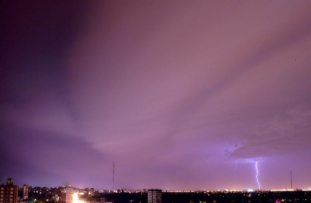 Rayos y truenos en un atardecer desde la Argentina