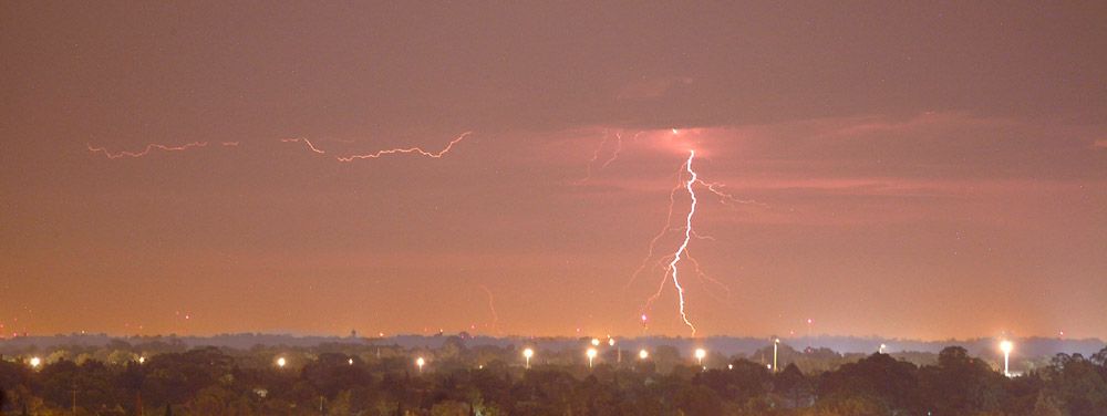 Rayos y truenos en un atardecer desde la Argentina