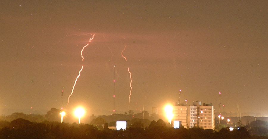 Rayos y truenos en un atardecer desde la Argentina
