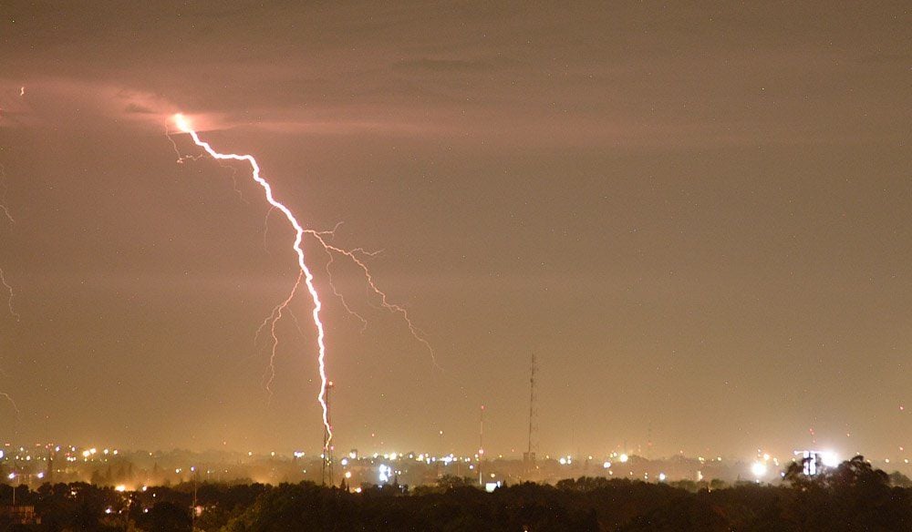 Rayos y truenos en un atardecer desde la Argentina